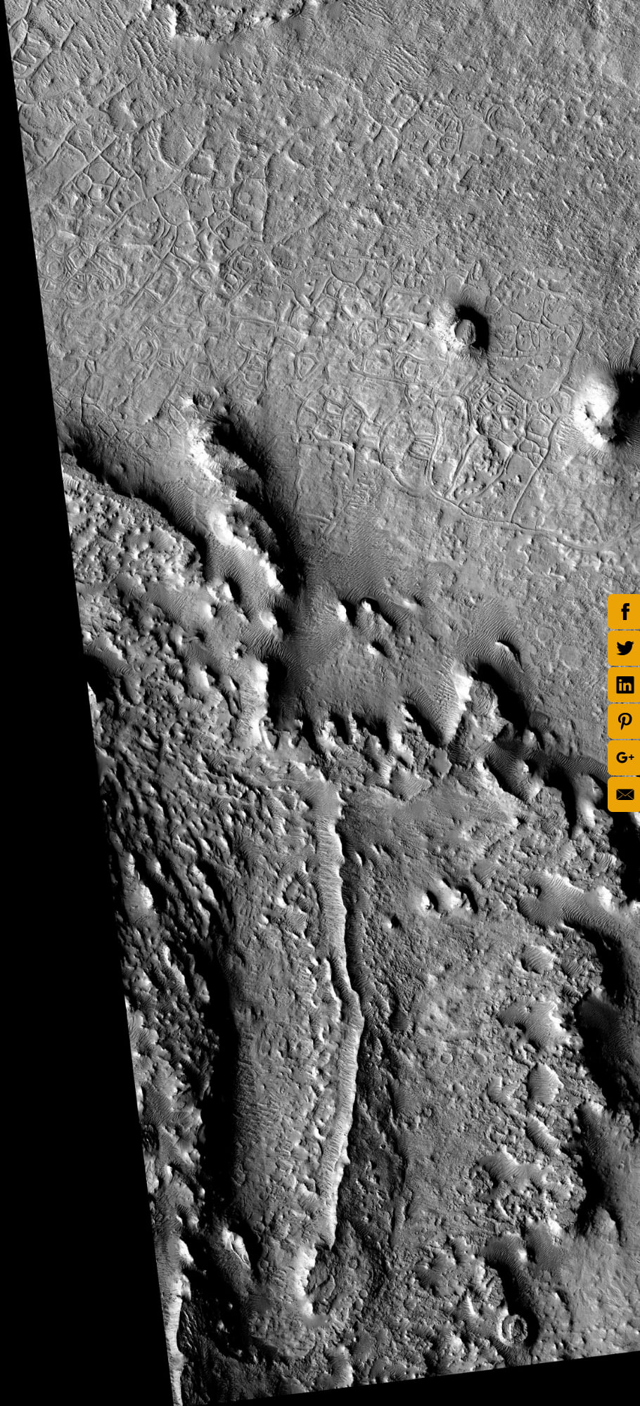 ESP_065269_1695_RED (HC) Mars City or Just Polygons ? ArtAlienTV-Gigapans
