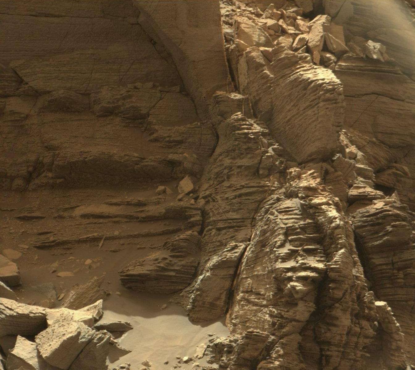 8022_mars-curiosity-rover-msl-rock-layers-PIA21044-full2